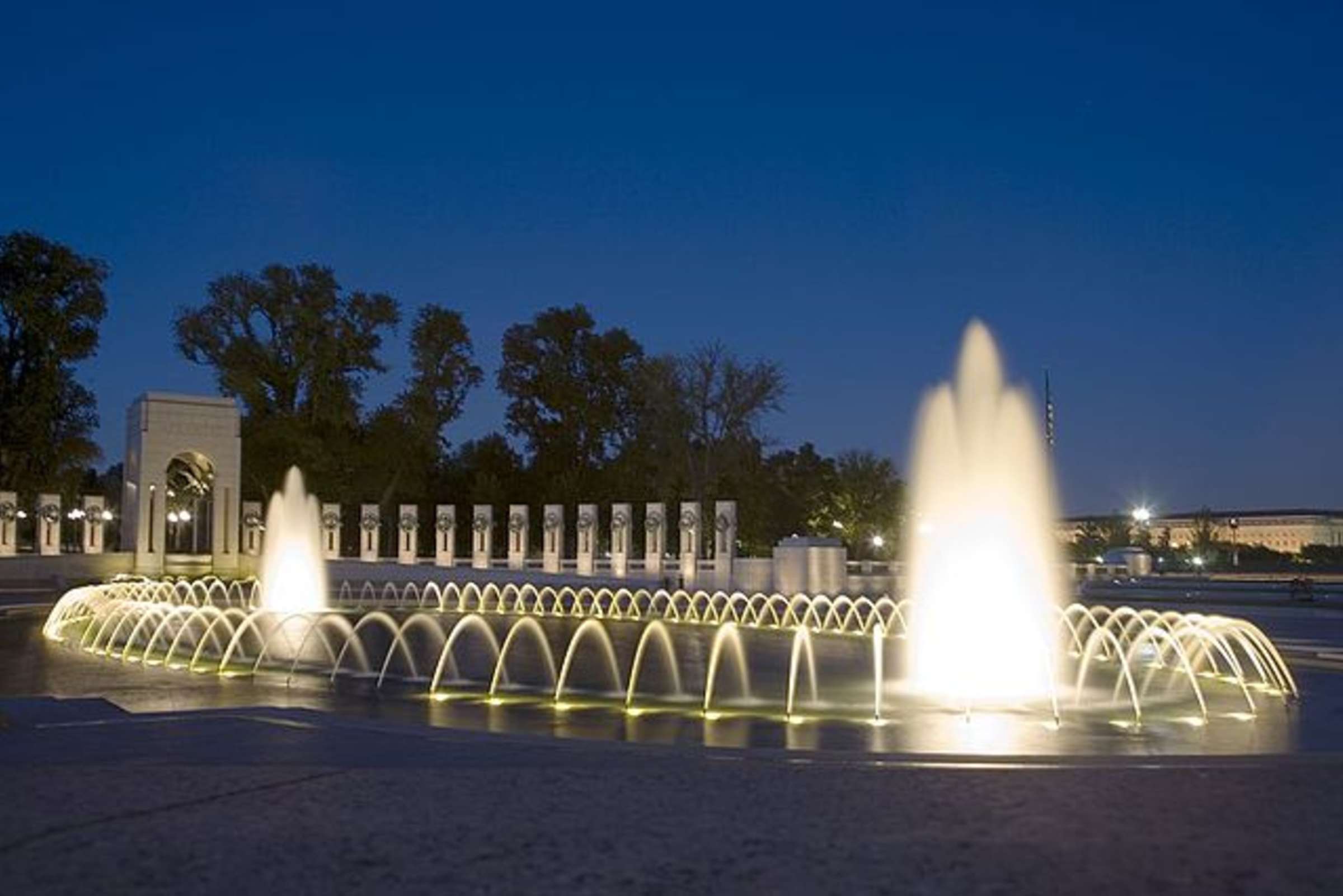 The National Mall at Night Tour - Context Travel